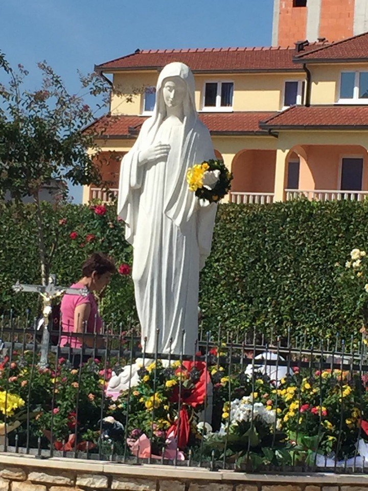 Novena em honra a Nossa Senhora Rainha da Paz - Mosteiro Regina Pacis